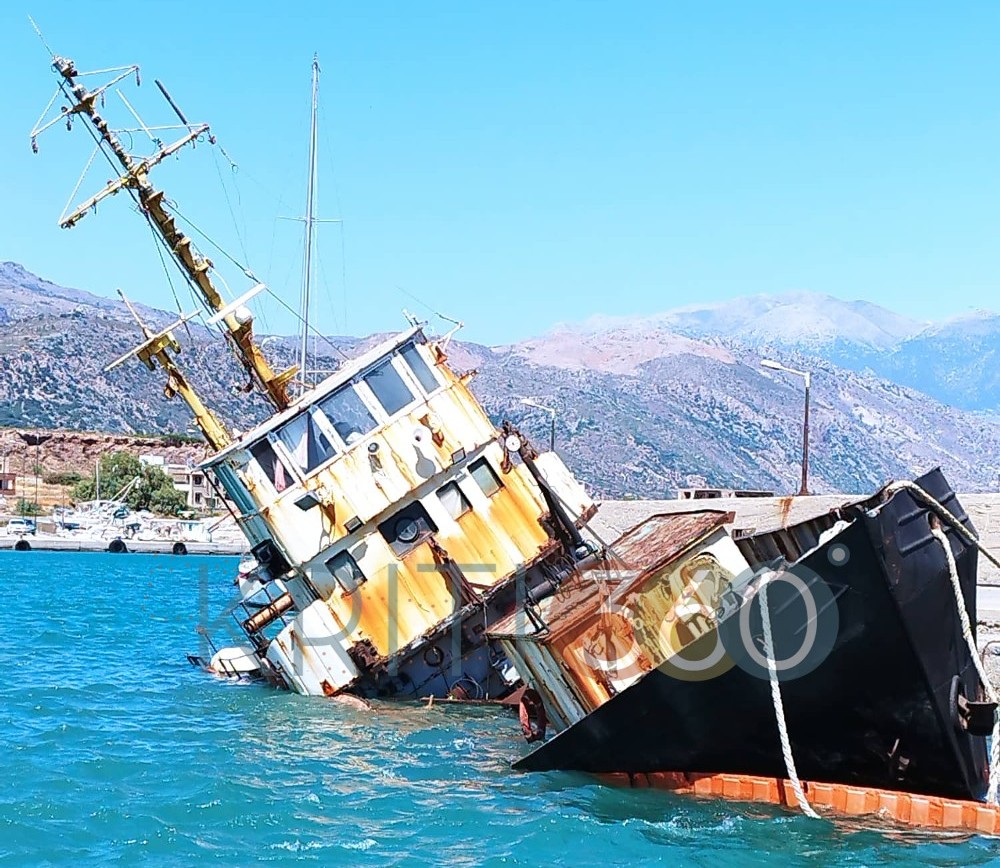 Βουλιάζει το παράνομο τσιγαράδικο που σάπιζε για χρόνια στο λιμάνι της ...