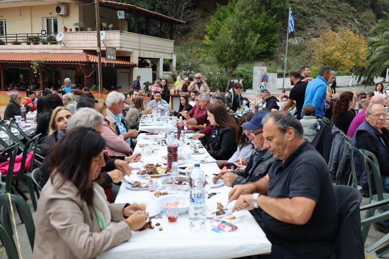 Με πλήθος κόσμου ολοκληρώθηκε και φέτος η γιορτή καστάνου στον Πρασσέ ...