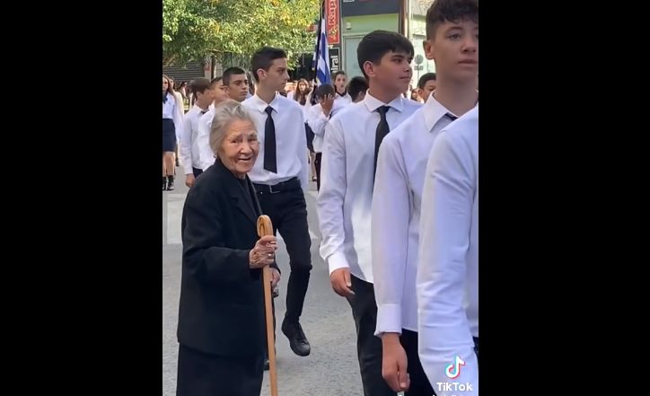 Κρήτη | Η γιαγιά που έγινε viral στη παρέλαση - Φουσκώνει από ...