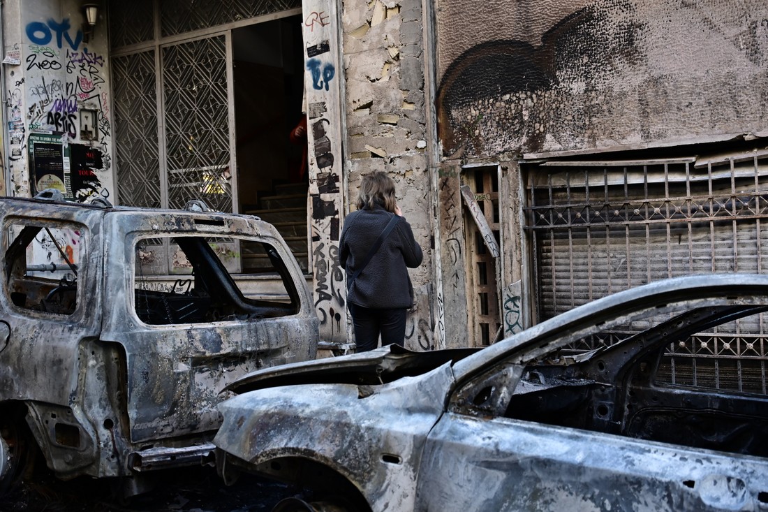 Εικόνες καταστροφής από την επίθεση με μολότοφ στα Εξάρχεια – Καμένα ...