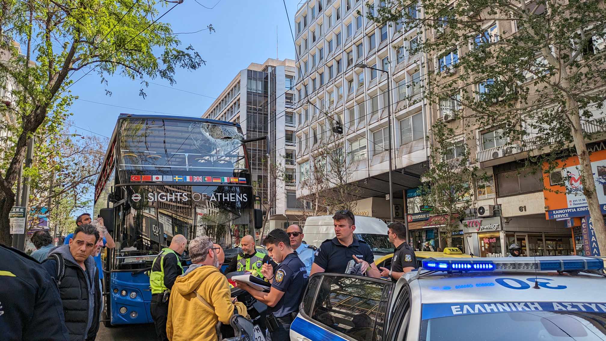 Σοβαρό επεισόδιο εν κινήσει | Μπουνιές οδηγού και επιβάτη τρόλεϊ — Το ...