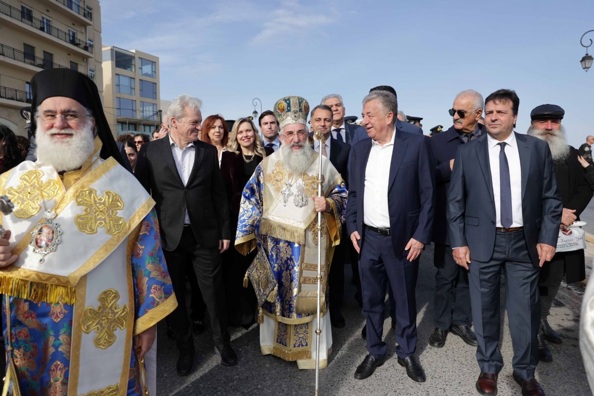 «Φως, ανθρωπιά και ελπίδα» | Το μήνυμα Αρναουτάκη από τον αγιασμό των ...