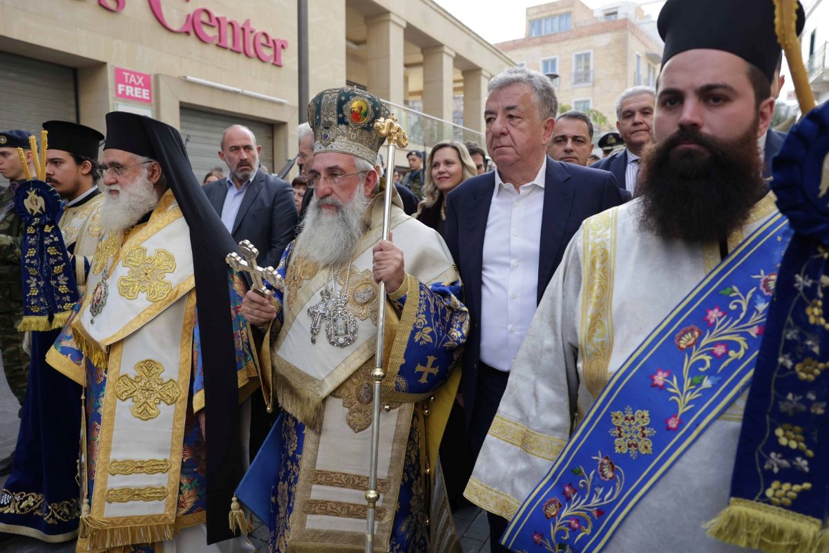 «Φως, ανθρωπιά και ελπίδα» | Το μήνυμα Αρναουτάκη από τον αγιασμό των ...